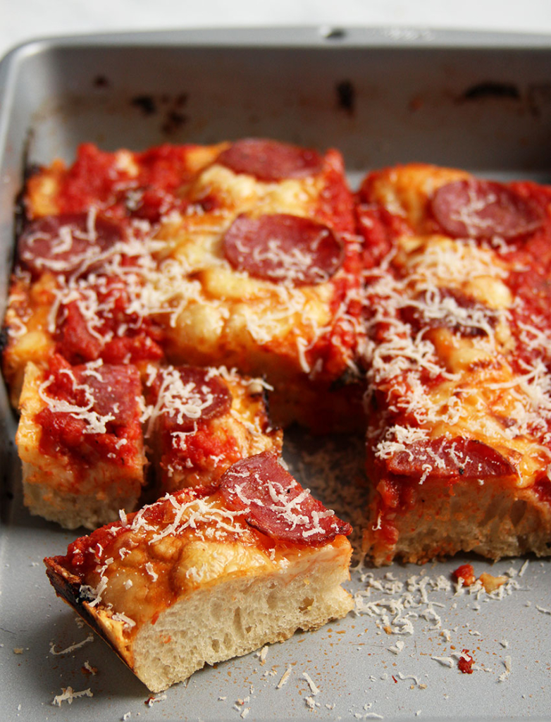 Detroit Pizza: dicker Boden, knuspriger Rand » Taste of Travel