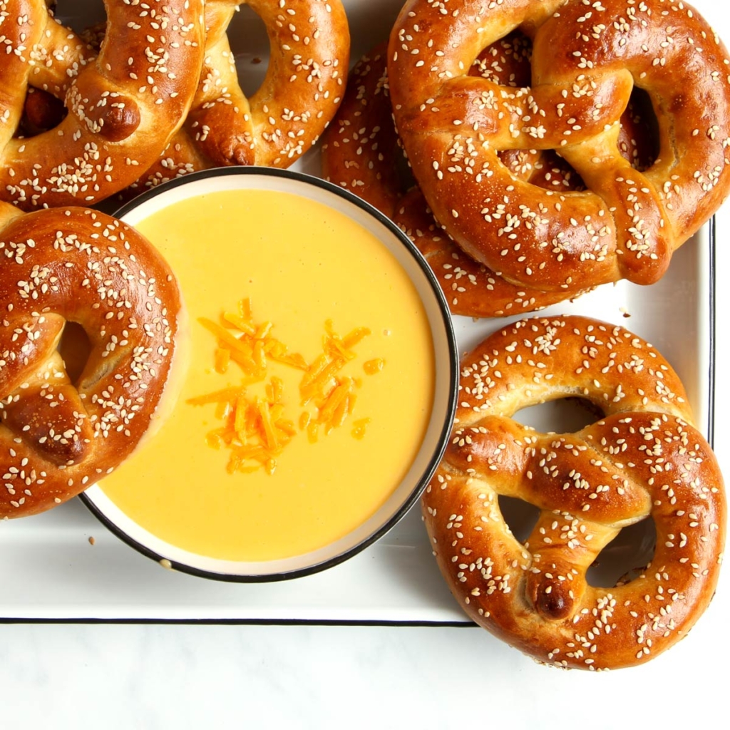 Weiche Brezen mit Käsedip » Taste of Travel