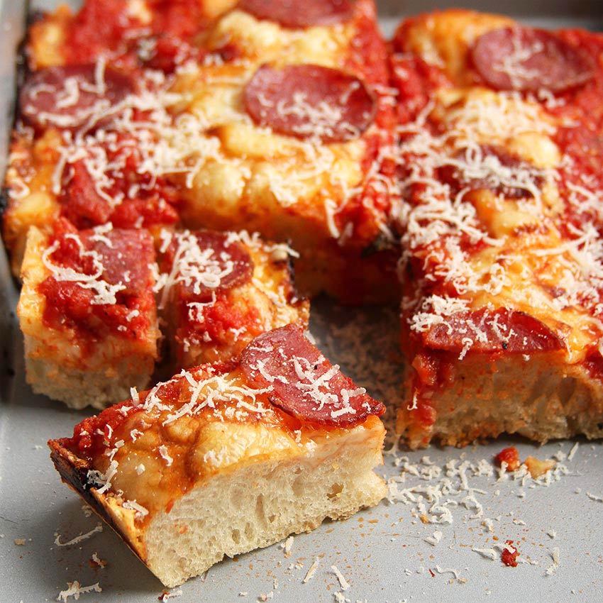 Detroit Pizza: dicker Boden, knuspriger Rand » Taste of Travel