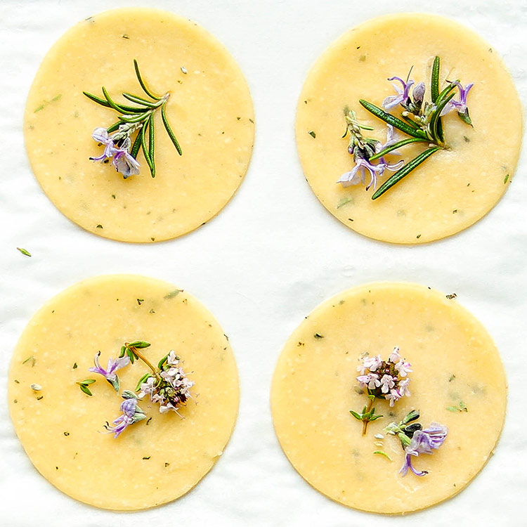 Cracker mit frischen Kräutern » Taste of Travel