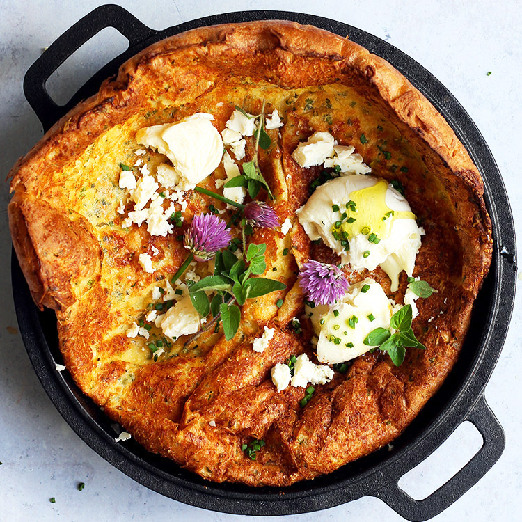Luftiges Dutch Baby mit Käse und Kräutern » Taste of Travel