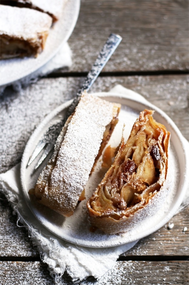 Apfelstrudel mit gezogenem Strudelteig » Taste of Travel
